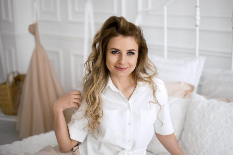 Cheveux blancs : comment revenir à sa couleur naturelle - Youpomm